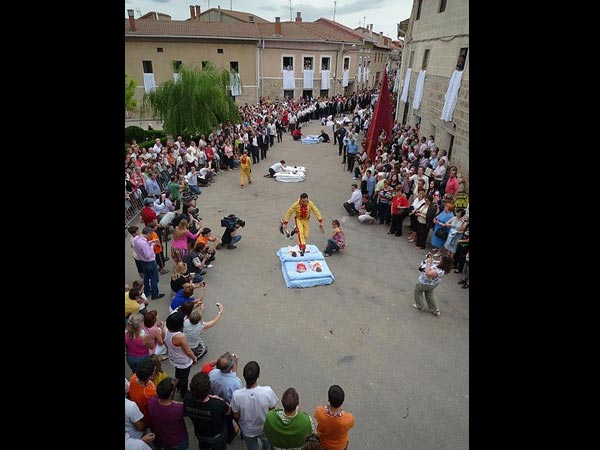 அதிர்ச்சியூட்டும் 10 வியப்பான சமயஞ்சார்ந்த சடங்குகள்!!! | 10 Strange ...