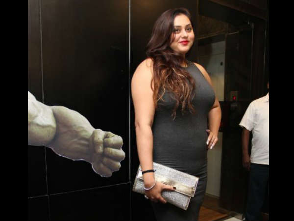'ஜிம்'மை திறக்க 'கும்'முன்னு வந்த நமீதா...! | Actress Namitha At Slim ...