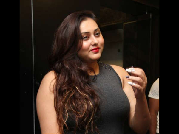 'ஜிம்'மை திறக்க 'கும்'முன்னு வந்த நமீதா...! | Actress Namitha At Slim ...