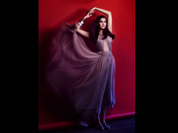 வோக் பத்திரிக்கைக்காக உள்ளாடையின்றி செக்ஸி போஸ் கொடுத்த சோனம் கபூர் ...