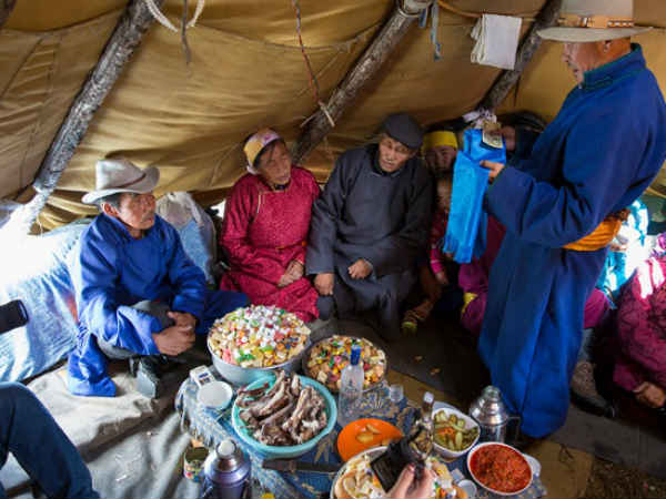 திருமணத்தன்று மணமகளின் தந்தை செய்த வேலையப் பாருங்க! | Wedding Tradition ...