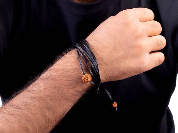 இந்த ராசிக்காரங்களாம் கருப்பு கயிற்றை கையில் கட்டக்கூடாது.. கட்டுனா ...