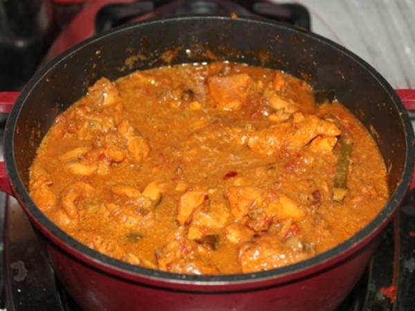 இலங்கை ஸ்டைல் சிக்கன் குழம்பு | Sri Lankan Chicken Curry Recipe In ...