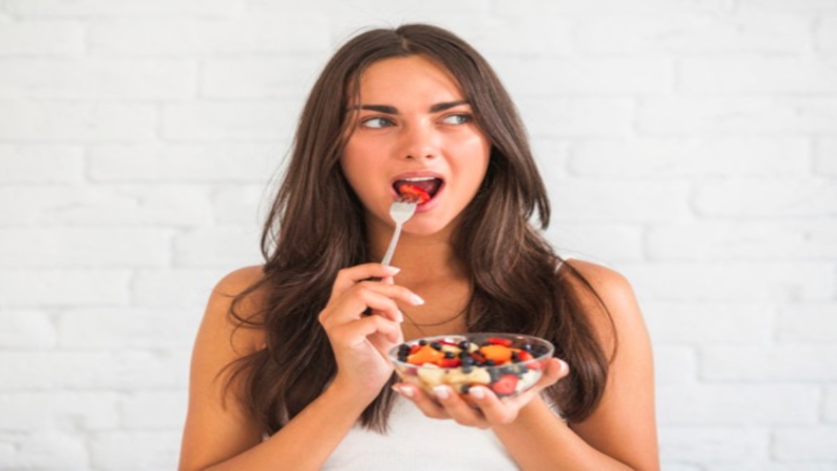 பெண்களே 20 வயதைத் தாண்டி விட்டீர்களா? அப்ப இந்த பொருட்களை தினமும் ...