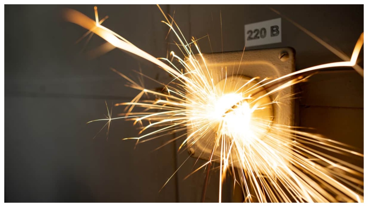 மழை சீசனில் பின்பற்ற வேண்டிய மின் பாதுகாப்பு வழிமுறைகள் என்னென்ன ...